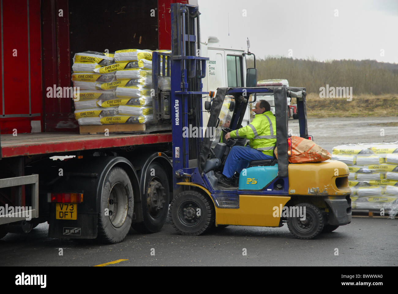 Lorry loading hi-res stock photography and images - Alamy