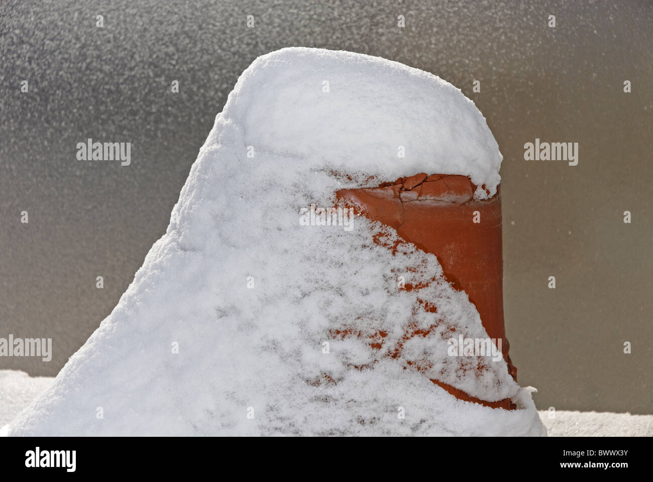 Damaged terracotta pots hi-res stock photography and images - Alamy