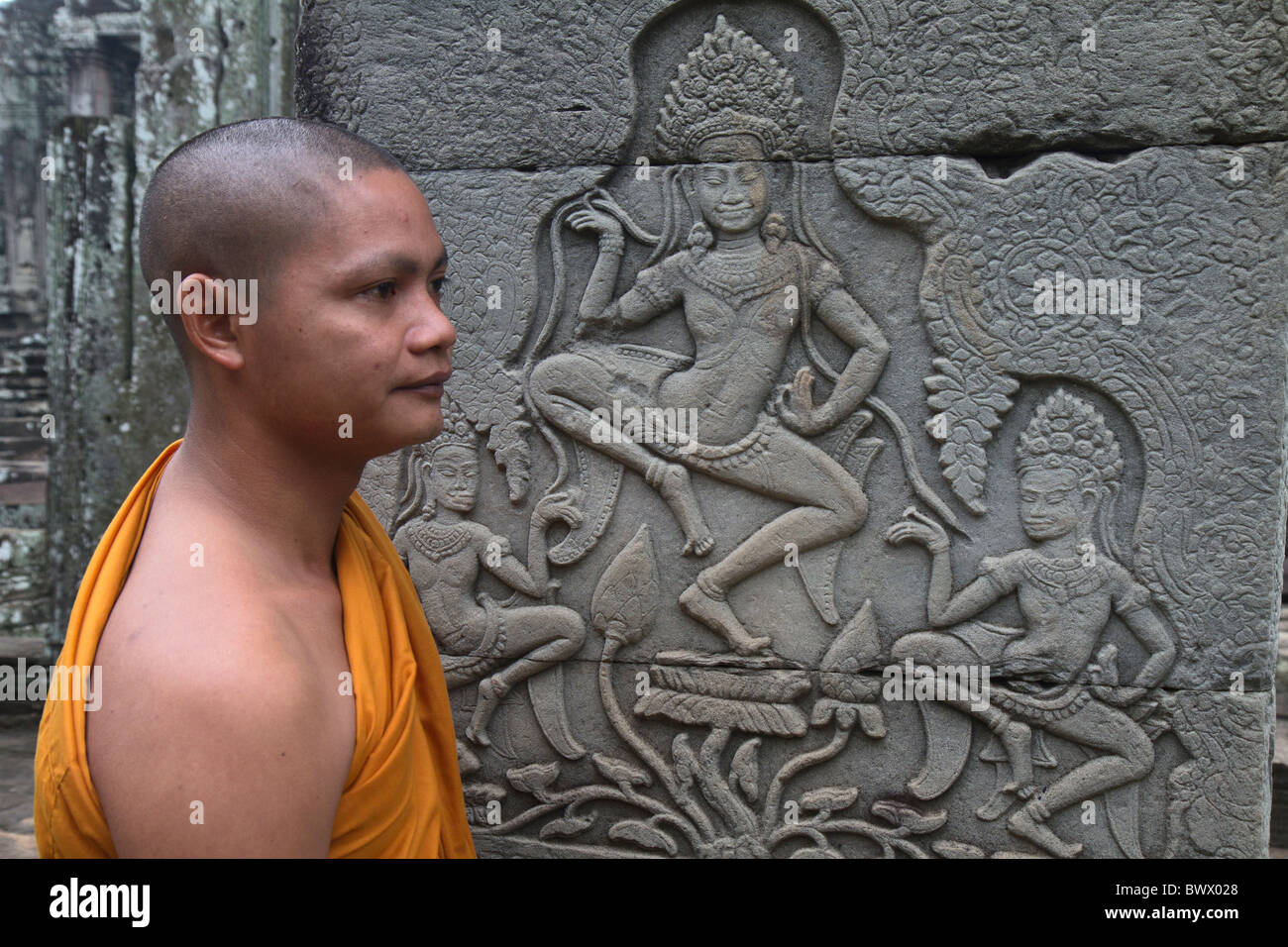 Khmer buddhist monk dancer relief hi-res stock photography and images ...