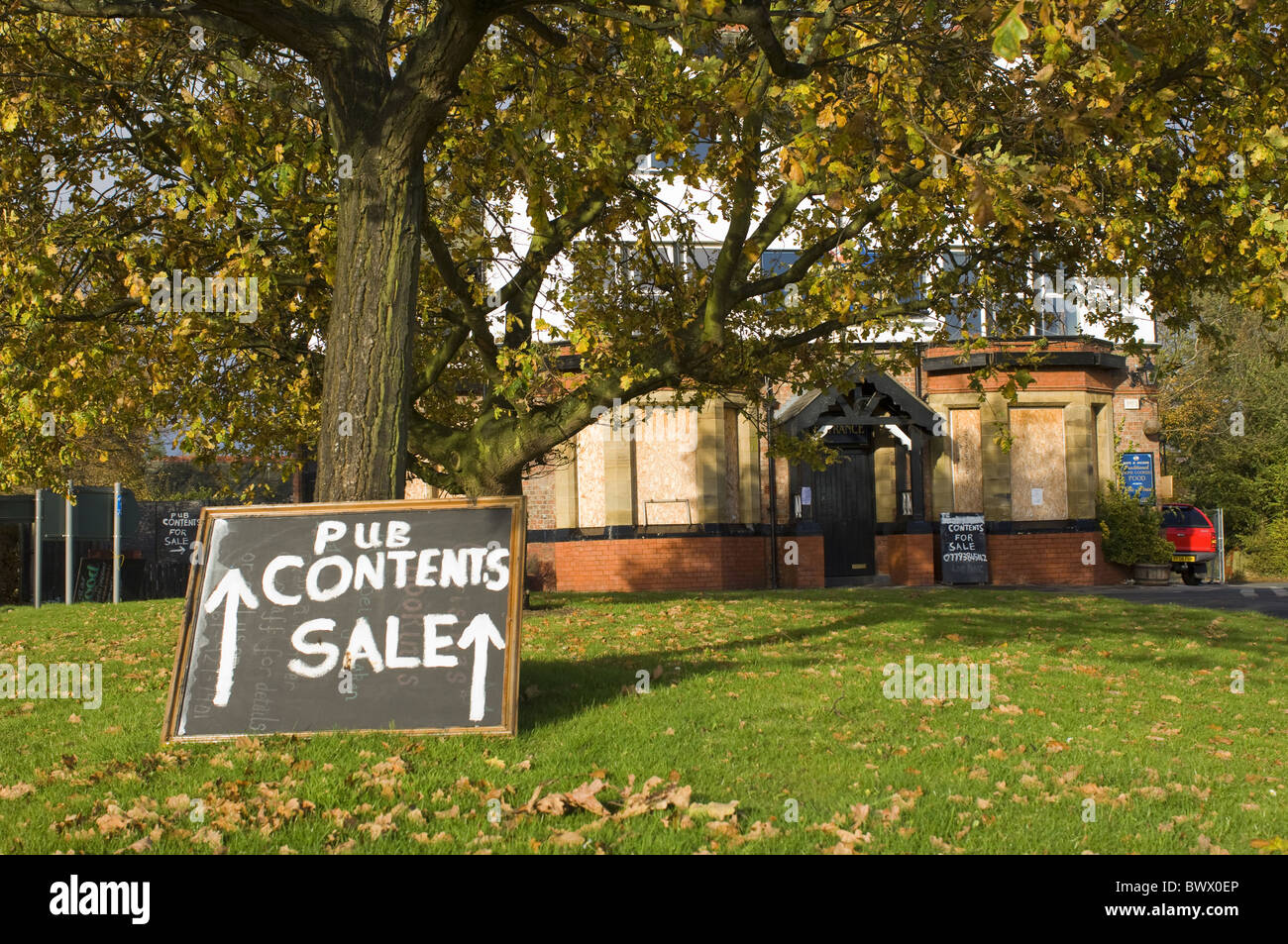 Closed public house 'Pub Contents Sale' sign near Stock Photo - Alamy