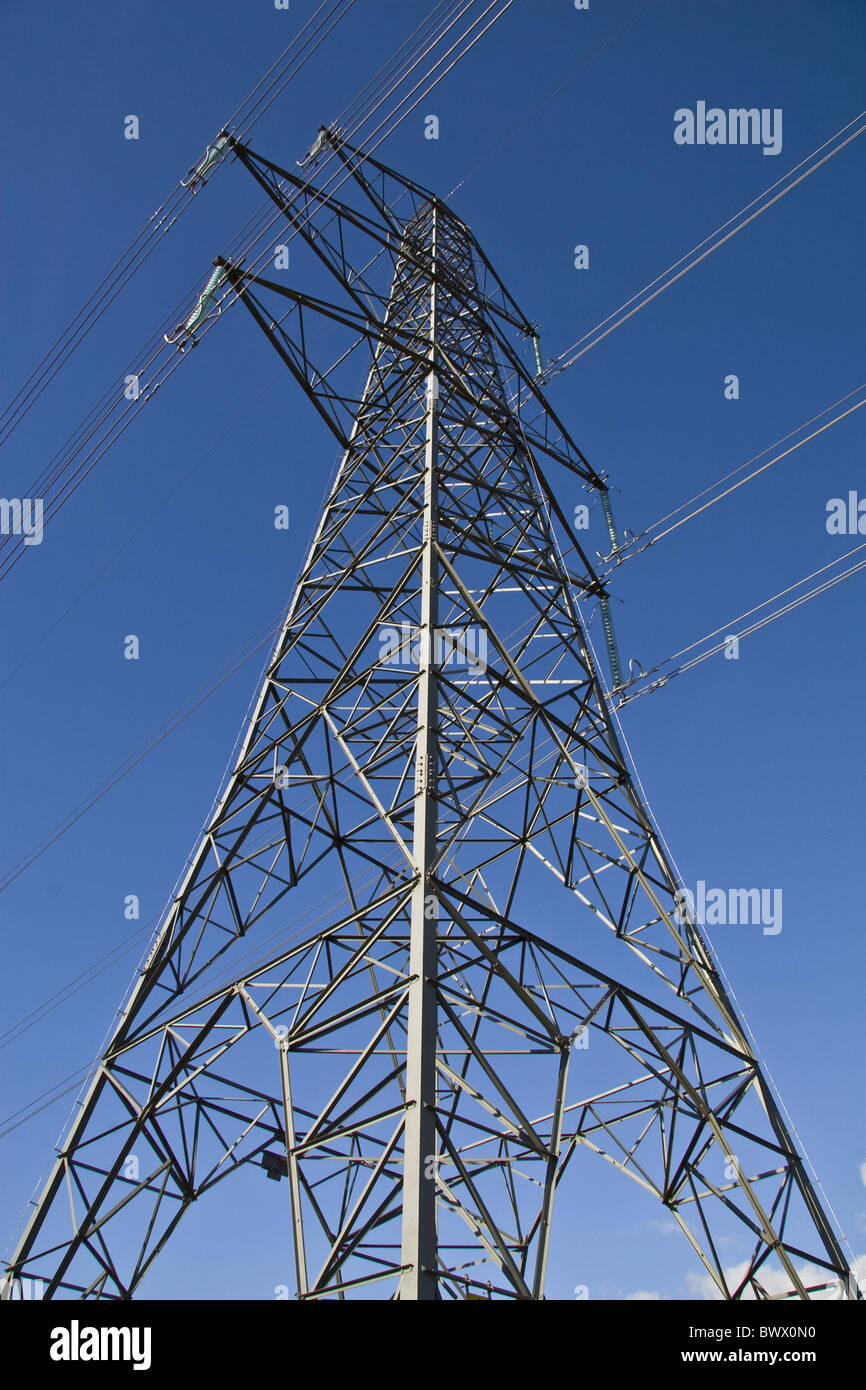 Overhead powerlines uk electricity hi-res stock photography and images ...