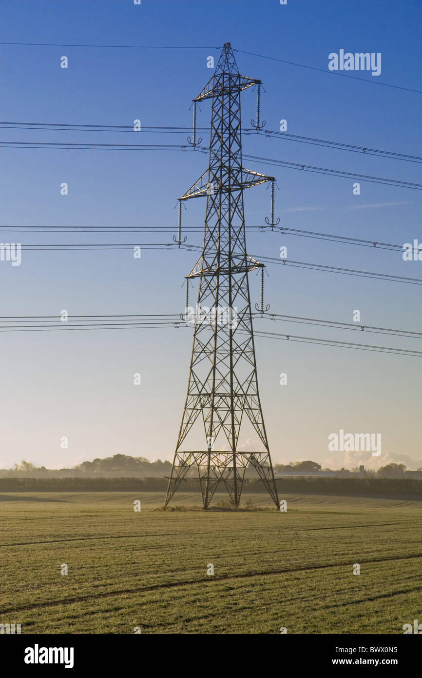 Overhead powerlines uk electricity hi-res stock photography and images ...