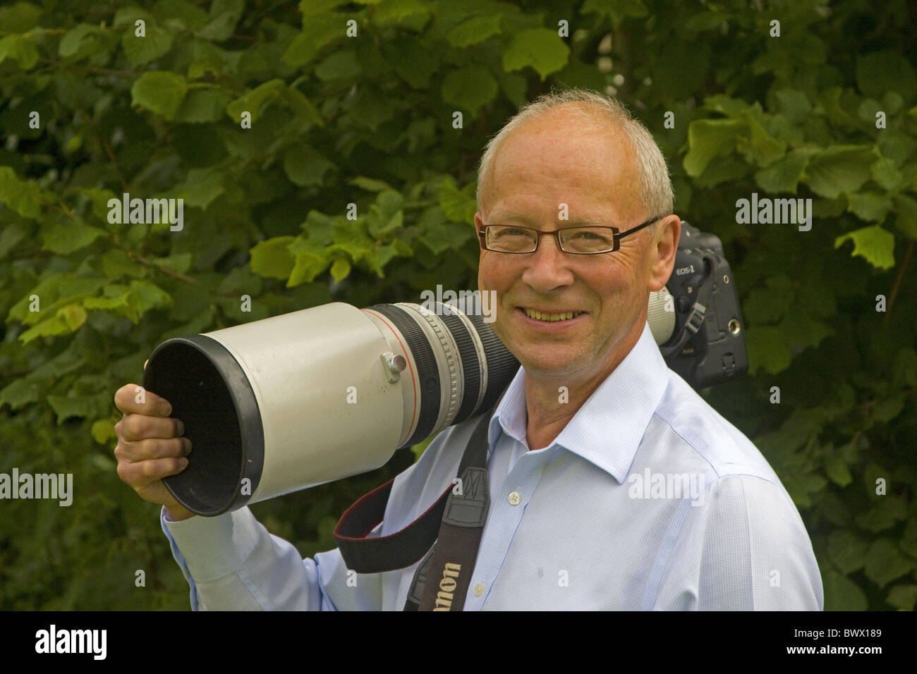Roger Tidman photographer with camera telephoto Stock Photo - Alamy