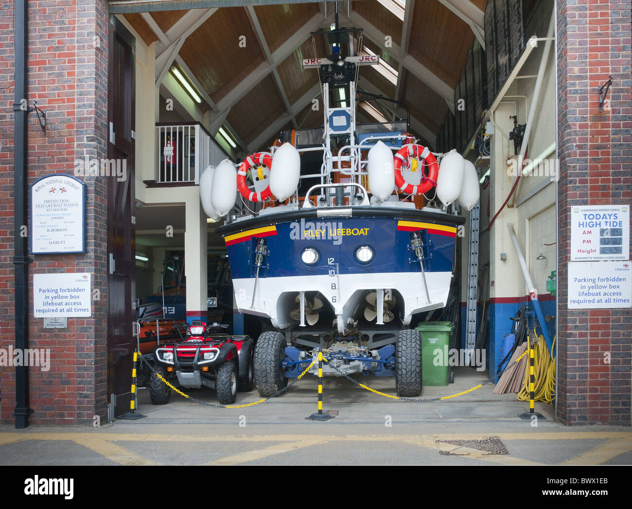 Service station for boats hi-res stock photography and images - Alamy