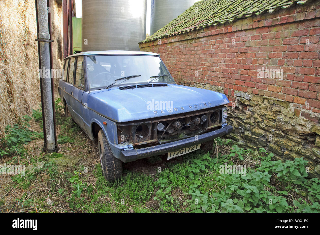 Old Range Rover four-wheel drive farm vehicle Stock Photo - Alamy