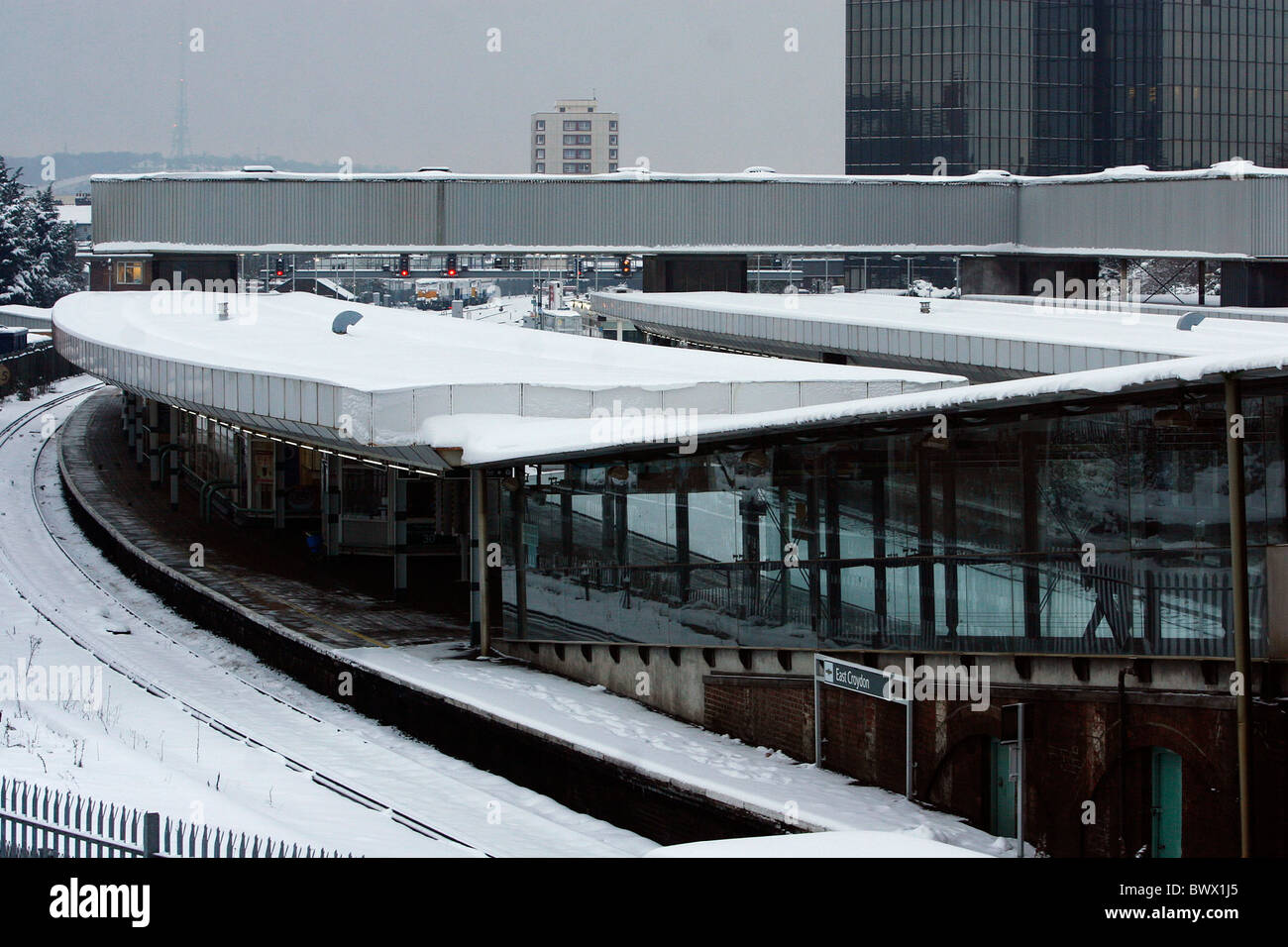 deserted platform at East croydon station due to snow Stock Photo - Alamy