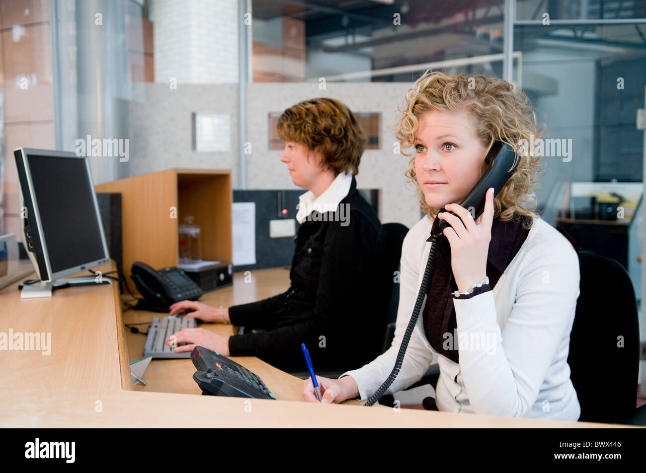 Corporate office reception hi-res stock photography and images - Alamy