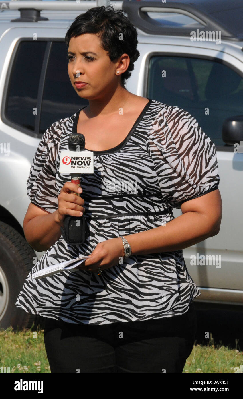 TV reporter reporting from the scene of a story in Maryland Stock Photo ...
