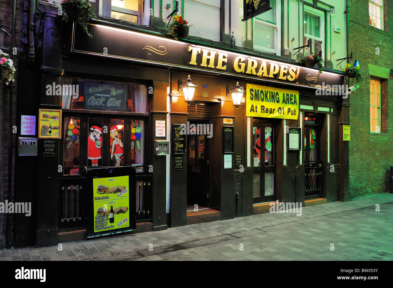 The Grapes public house in Matthew Street, Liverpool situated opposite ...