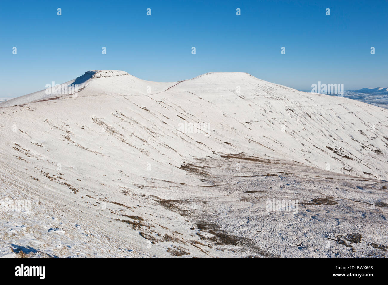 Winter view of Pen Y Fan and Corn Du mountain peaks, Brecon Beacons ...