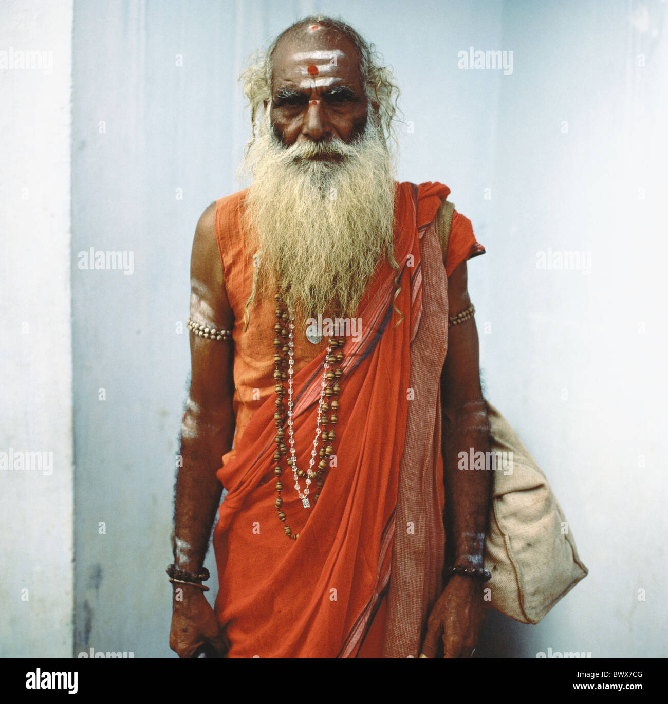 Andhra Pradesh mendicant man India Asia costume person Puttaparti Stock ...