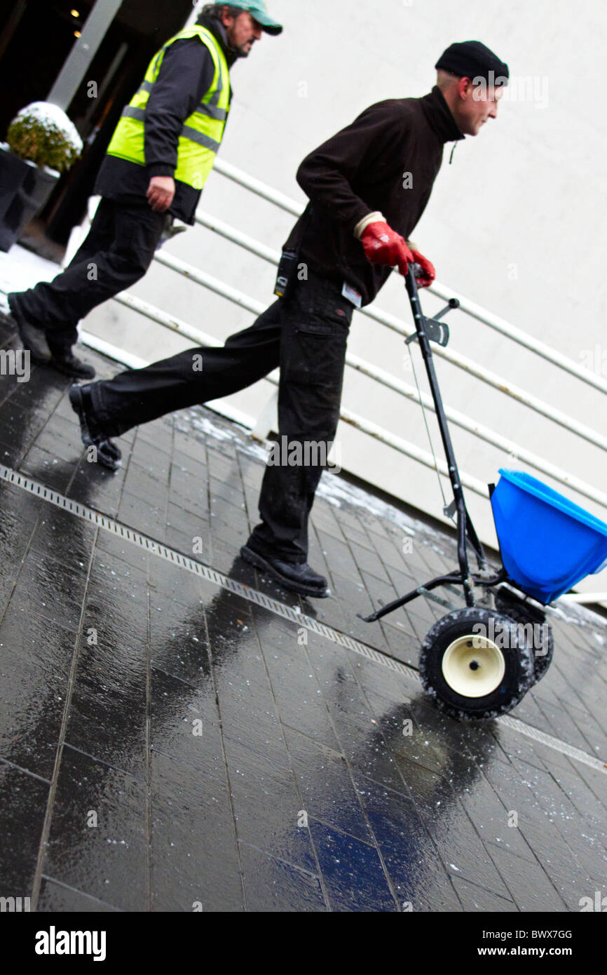 Council workers gritting hi-res stock photography and images - Alamy