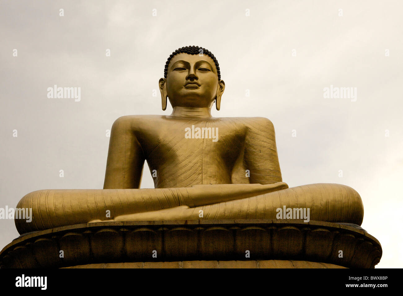 The Viharamahadevi buddha statue in Viharamahadevi Park, also known as ...