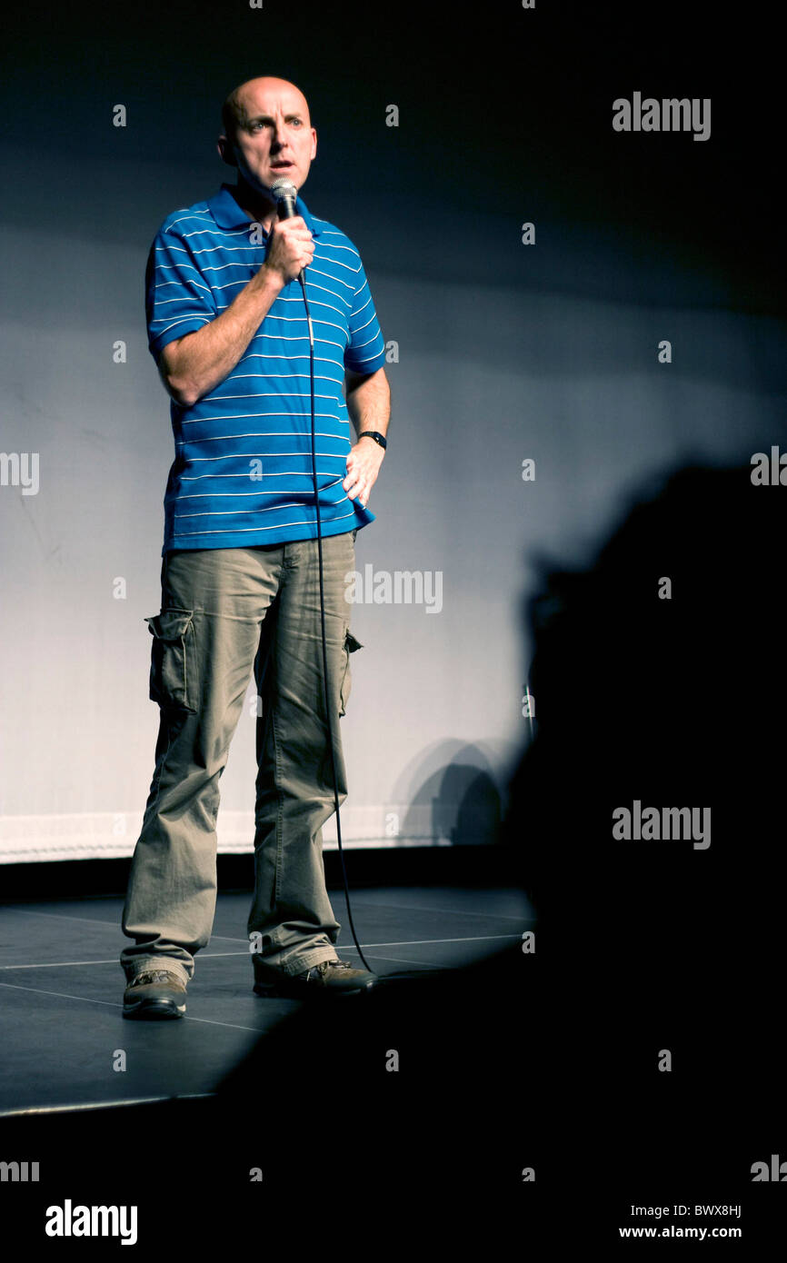 Stand up comedian hi-res stock photography and images - Alamy