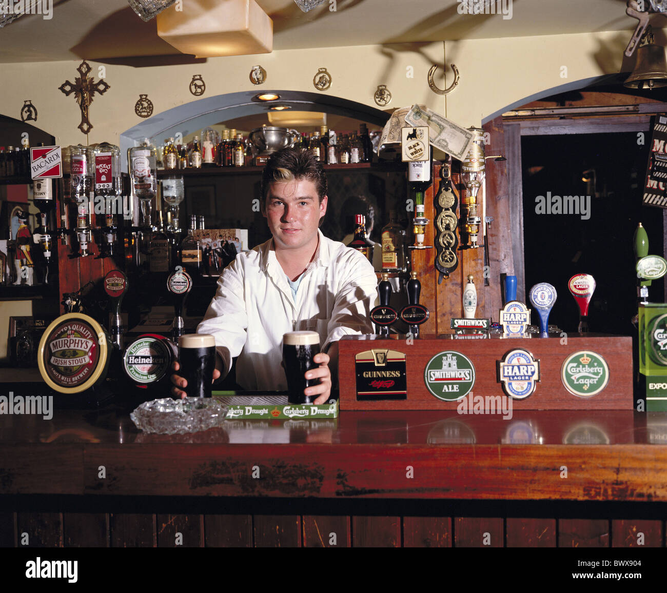 Ausschank barkeeper man beer Dublin England Great Britain Europe inside ...