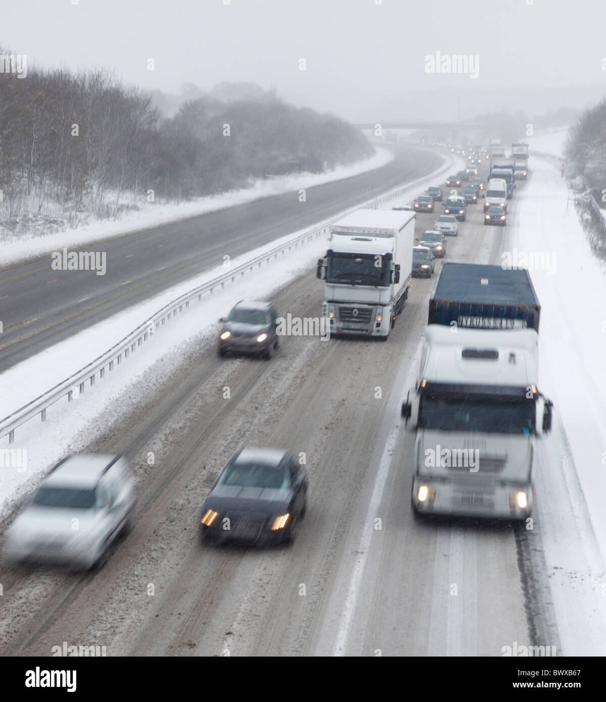 Traffic snow m25 motorway hi-res stock photography and images - Alamy