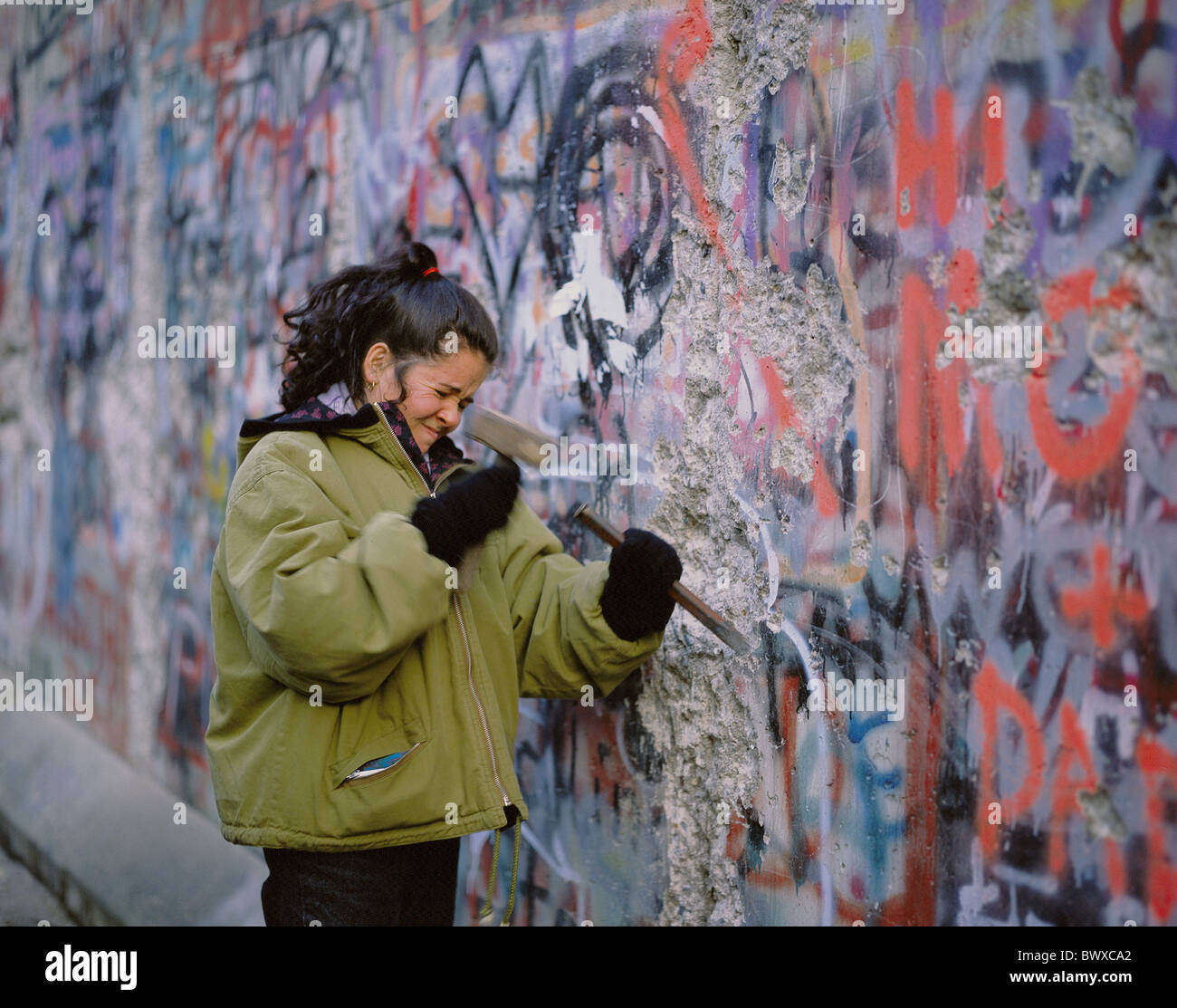 Berlin wall chisel hi-res stock photography and images - Alamy