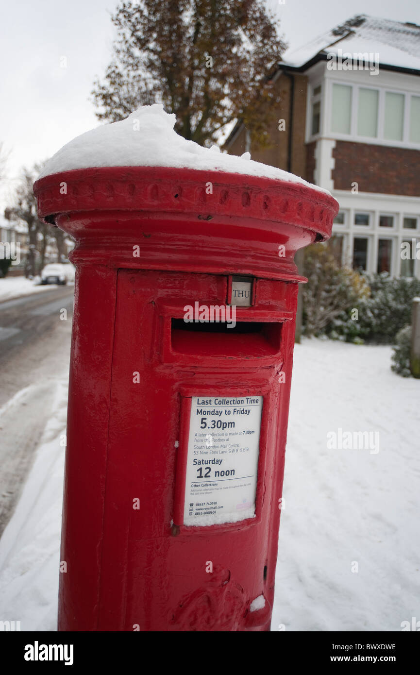 Red post box in snow hi-res stock photography and images - Alamy