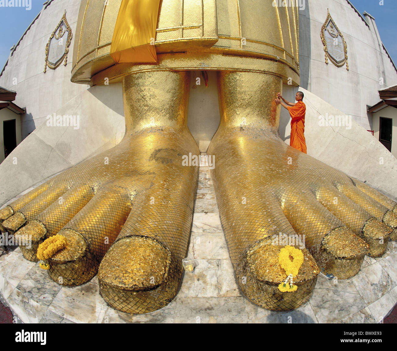 Wat indraviharn golden feet detail bangkok hi-res stock photography and ...