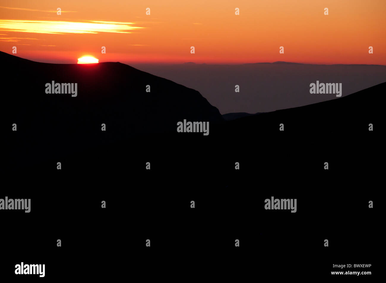 A sunset approaches the high Snowdonia mountains Stock Photo - Alamy