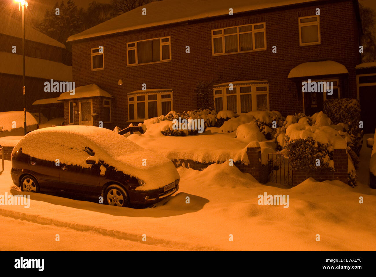 night snowing snow scene street lighting amber Stock Photo - Alamy