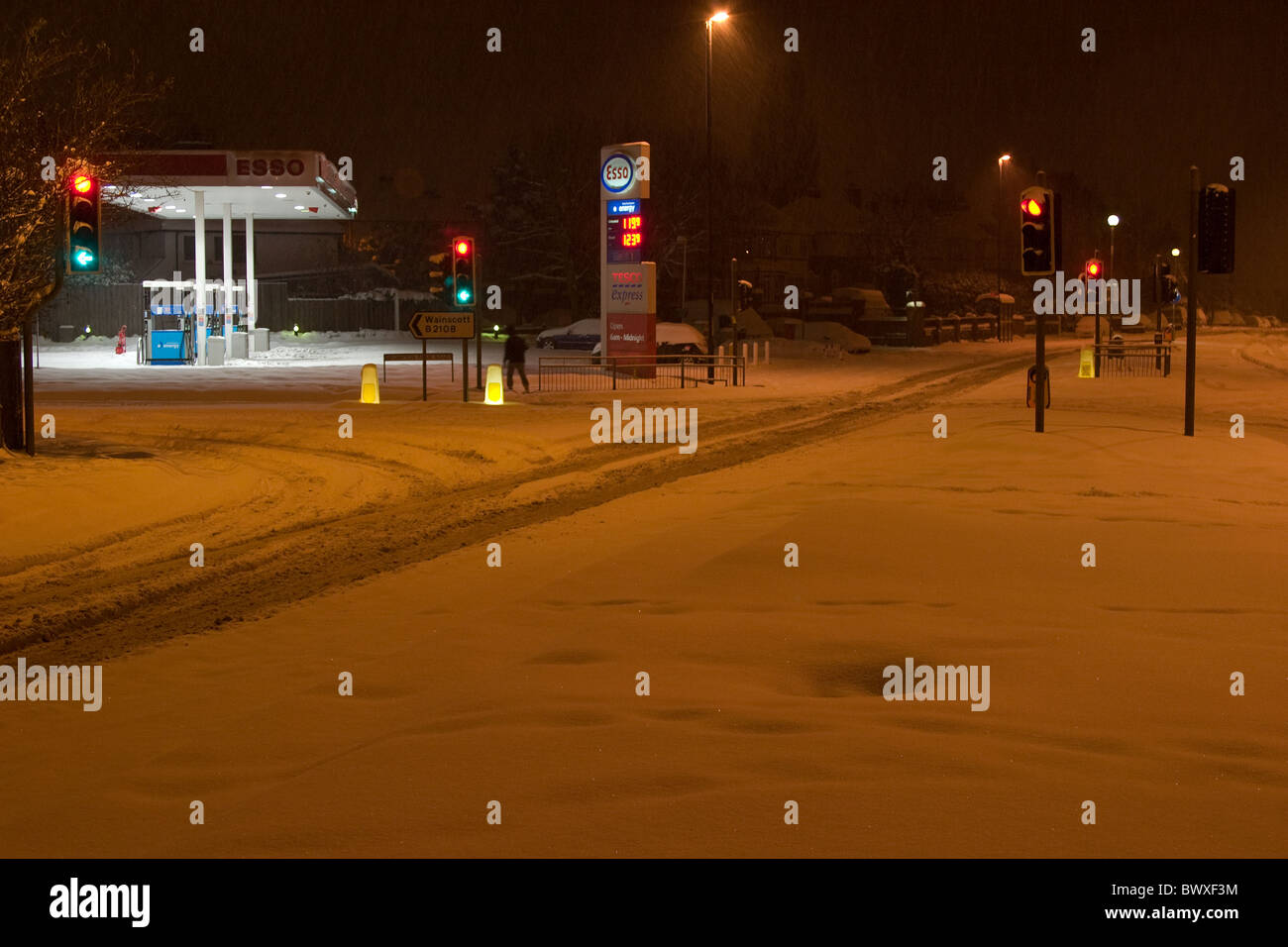 night snowing snow scene street lighting amber Stock Photo - Alamy