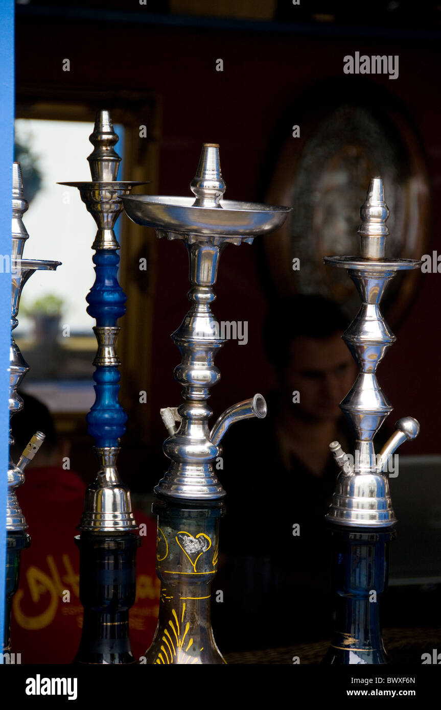 Group smoking hookah hi-res stock photography and images - Alamy