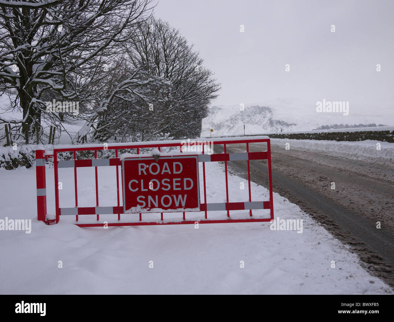 Road closed snow sign, England, UK Stock Photo - Alamy