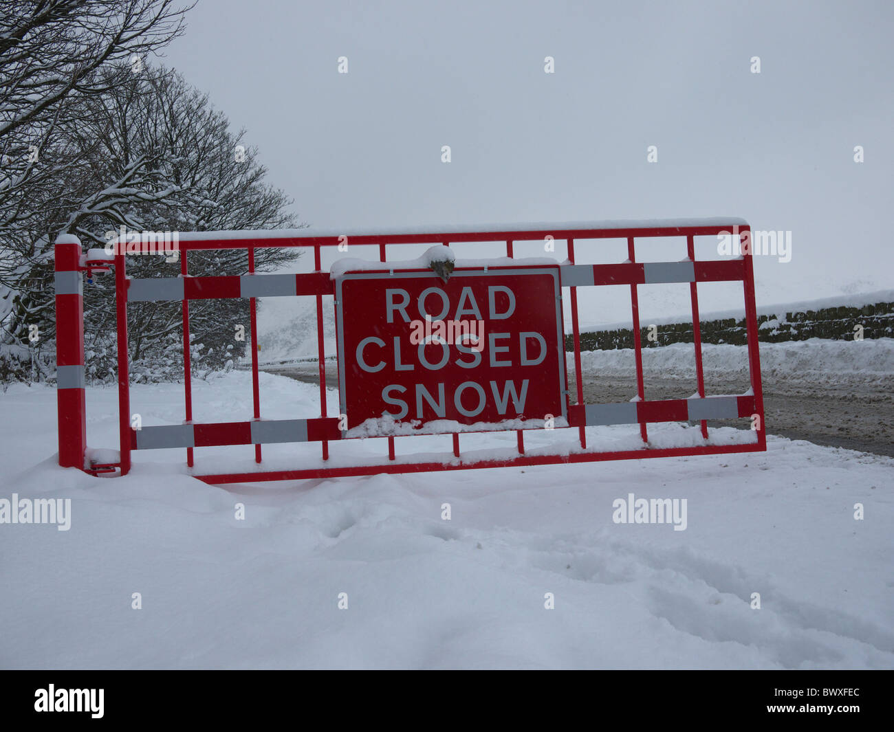 Road closed snow sign. England UK Stock Photo - Alamy