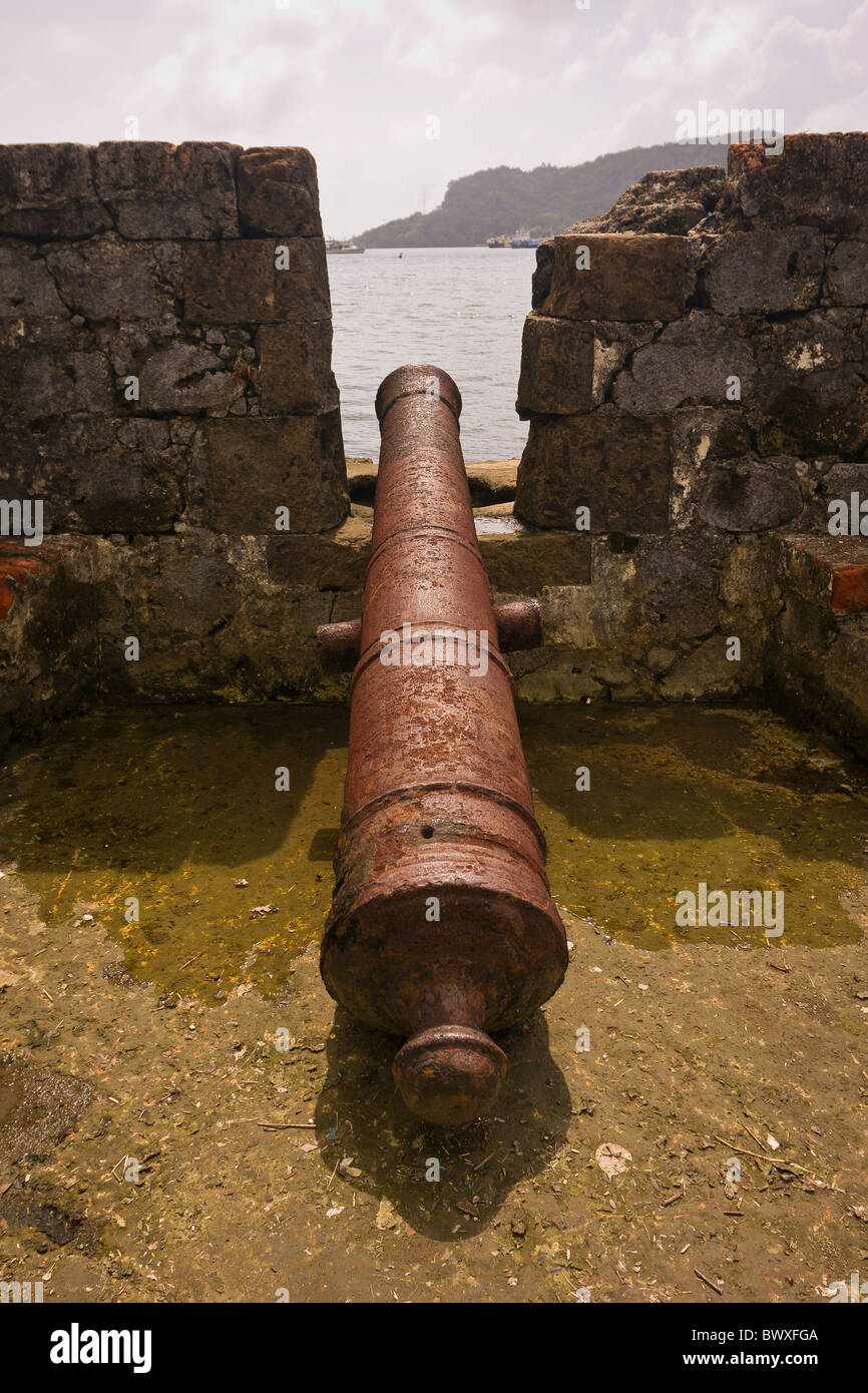 Fort cannon weapon hi-res stock photography and images - Alamy
