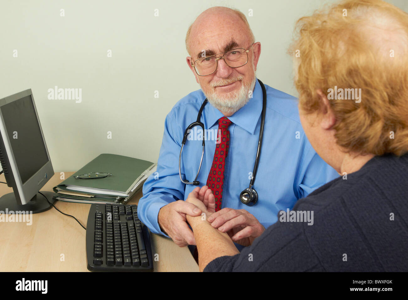 Doctor taking patients pulse Stock Photo - Alamy