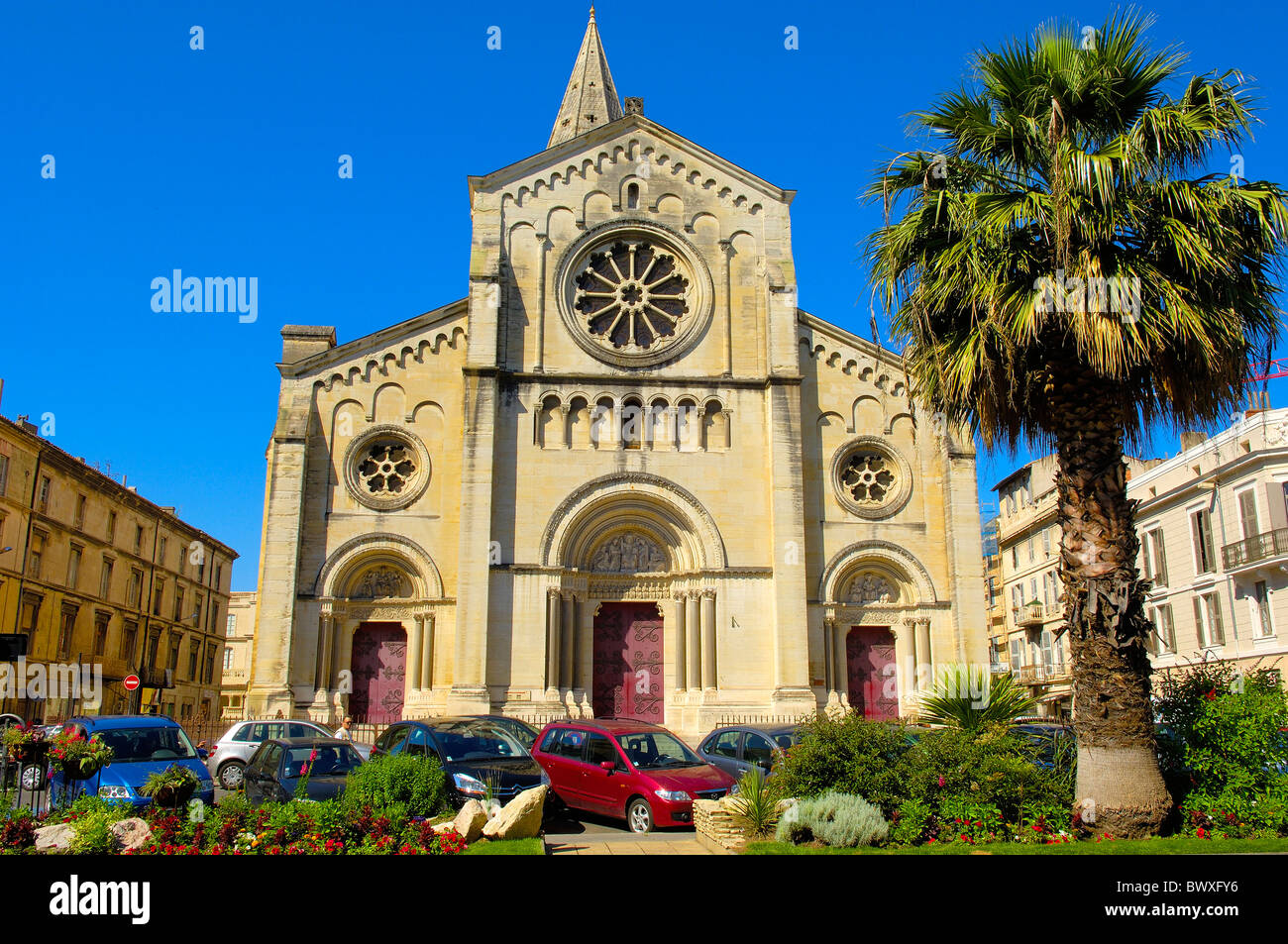 Nimes churches hi-res stock photography and images - Alamy