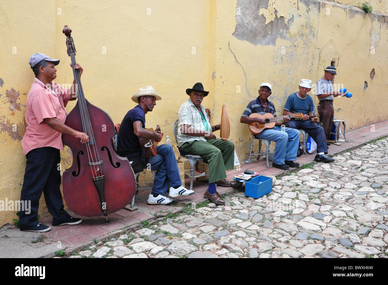 Cuban Street Musicians Stock Photo - Alamy
