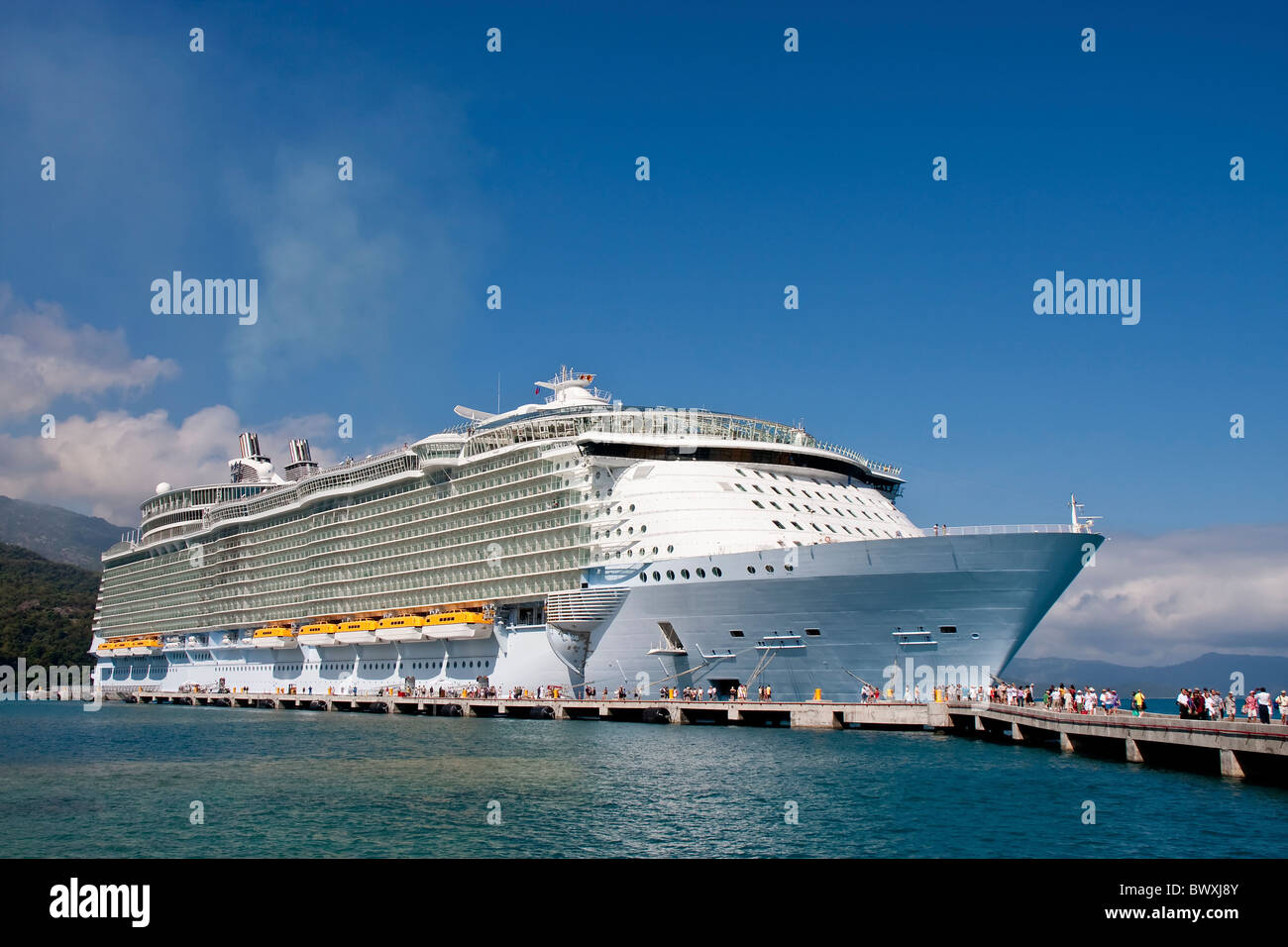 Pier cruise ship under hi-res stock photography and images - Alamy