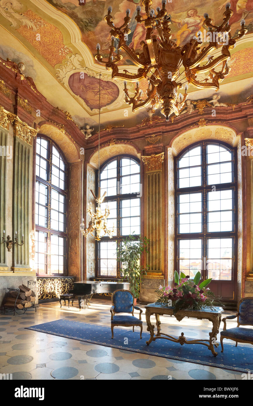 Castle interior fireplace hi-res stock photography and images - Alamy