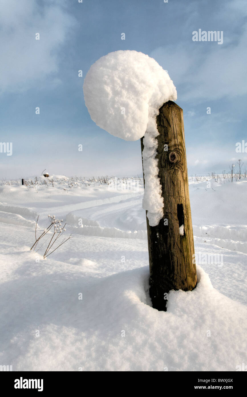 Fence post capped with snow Stock Photo - Alamy