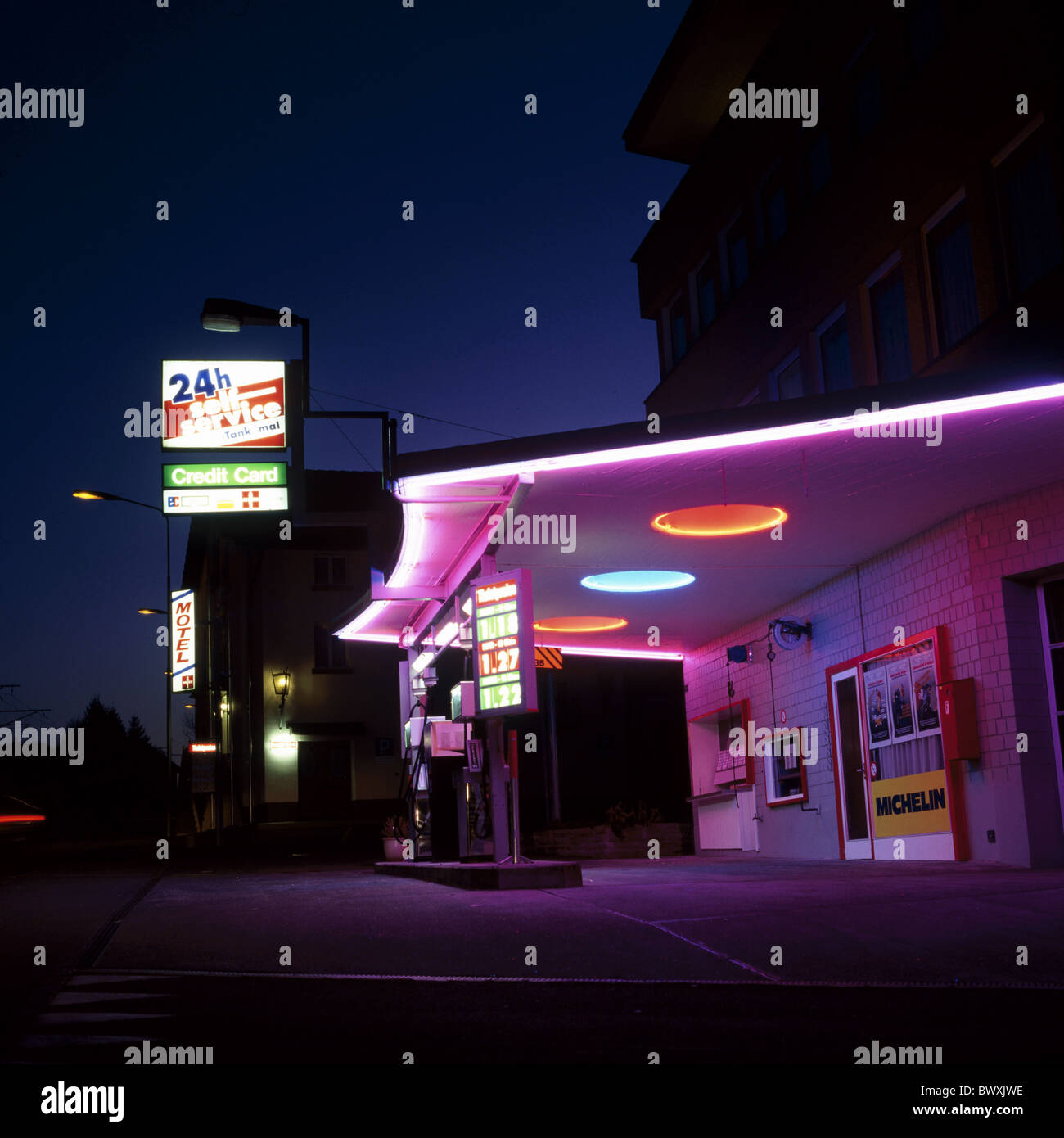 illuminated 10354934 roof at night promotion sign street gas station ...