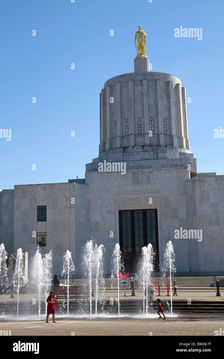 The Oregon State Capitol building located in Salem, Oregon, USA Stock ...