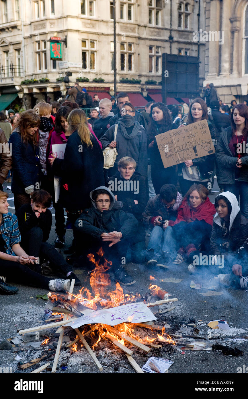 People around a bonfire hi-res stock photography and images - Alamy