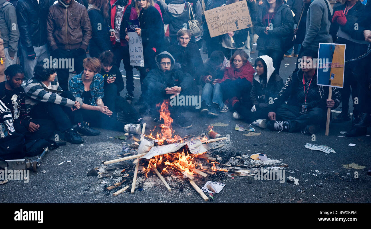 People around a bonfire hi-res stock photography and images - Alamy