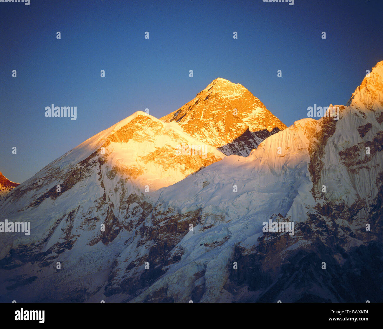 Evening sun himalayas mount everest hi-res stock photography and images ...