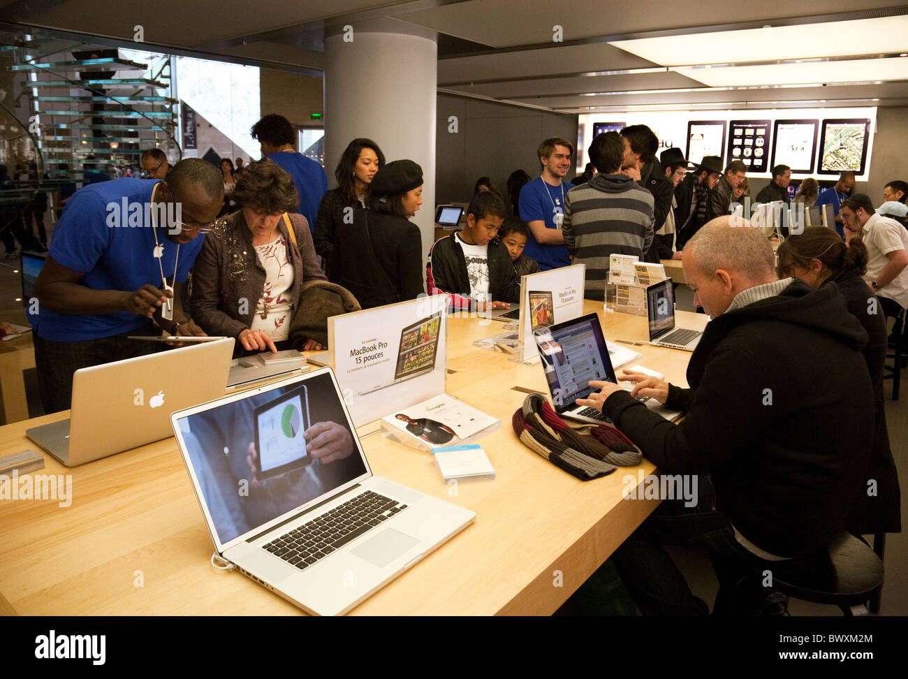 Customers in the Apple Store, the Louvre art gallery, Paris France ...