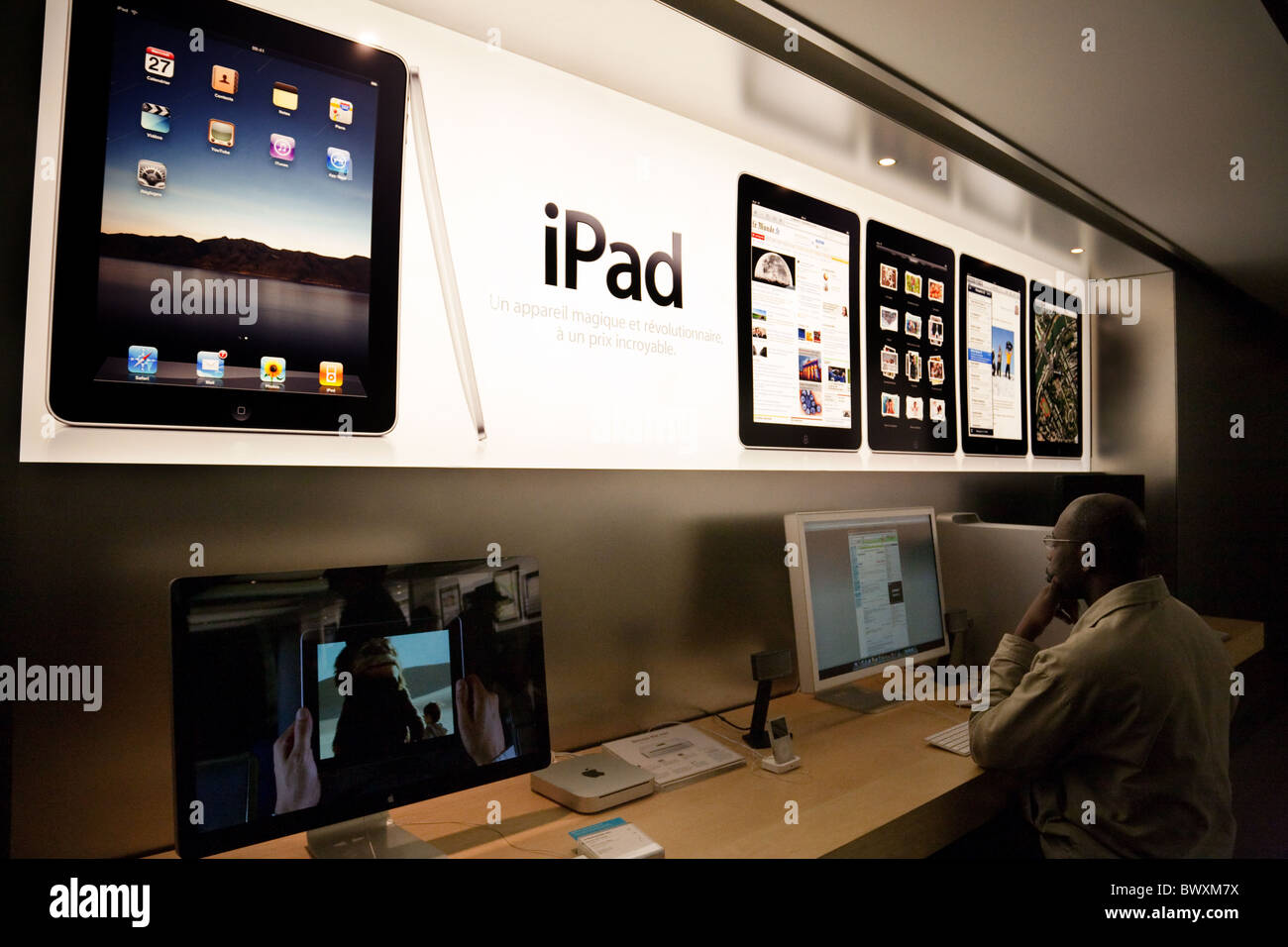 Apple store paris hi-res stock photography and images - Alamy