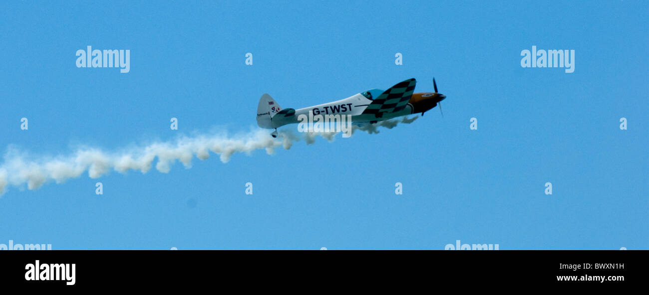 Aeroplane flying to right hi-res stock photography and images - Alamy