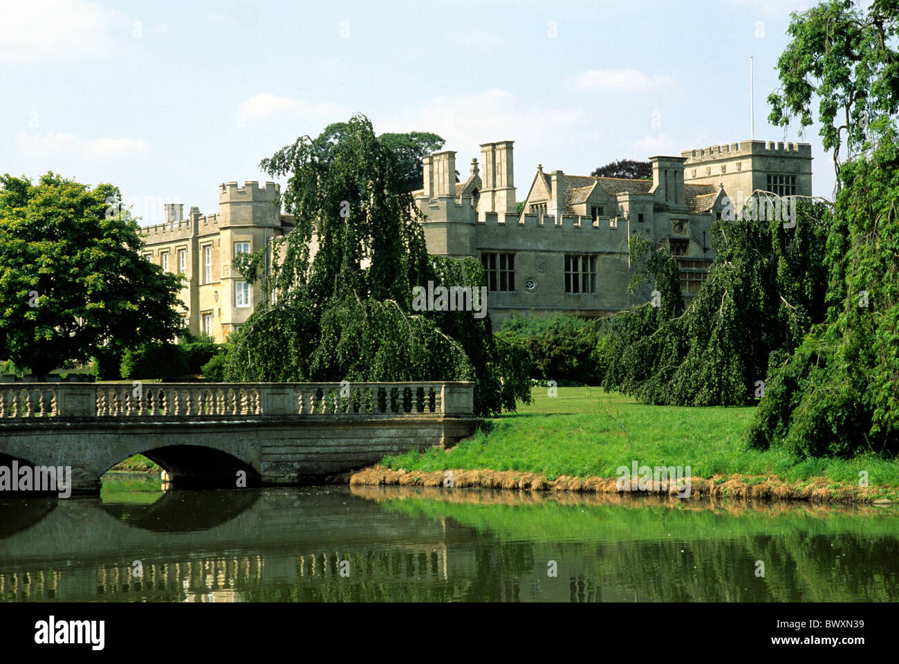 English medieval bridge hi-res stock photography and images - Alamy