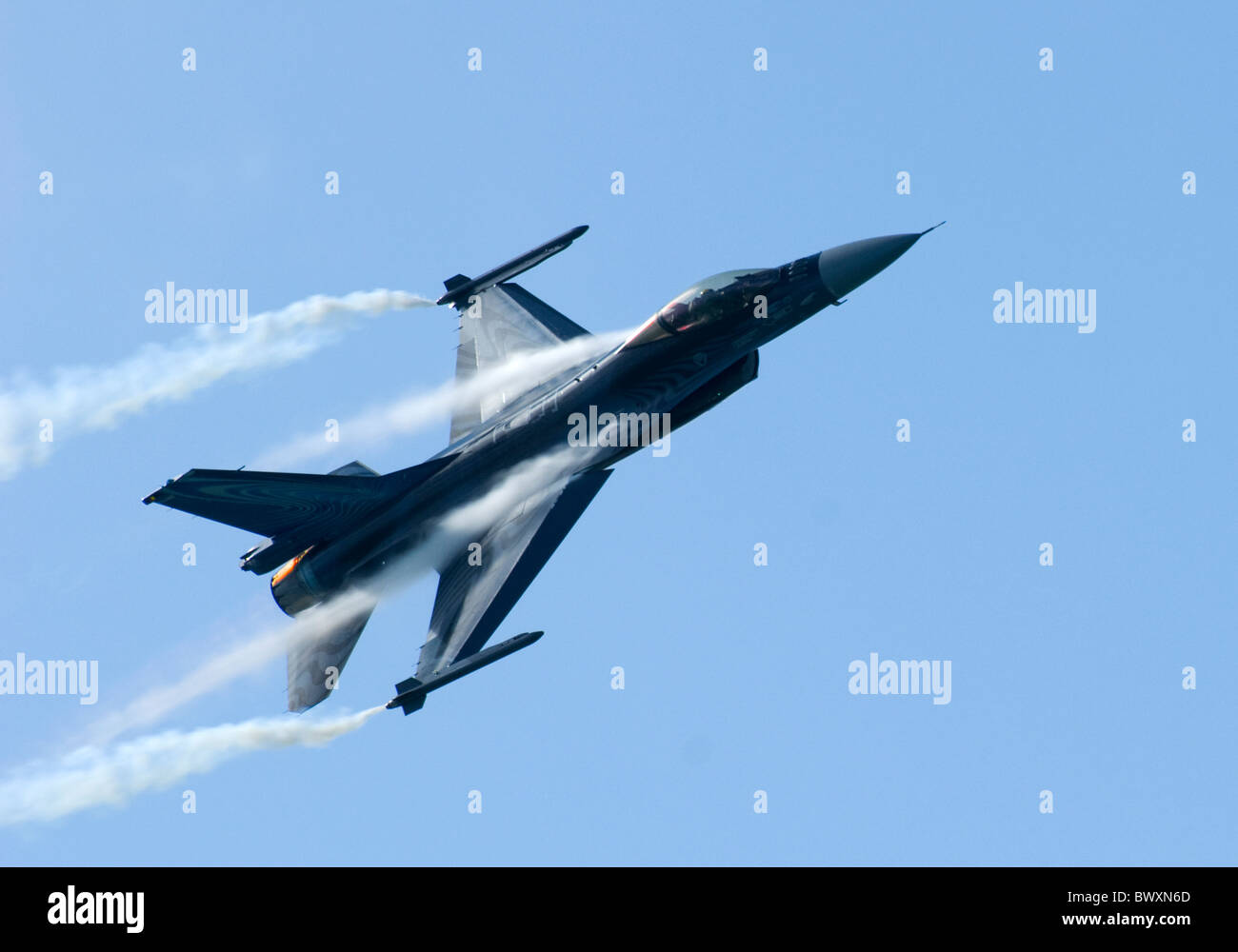 Belgian f 16a f16 in flight hi-res stock photography and images - Alamy