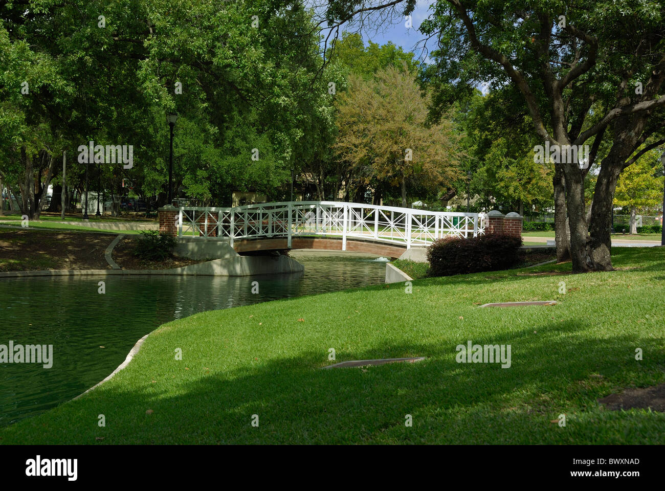 Bridge going over pond hi-res stock photography and images - Alamy