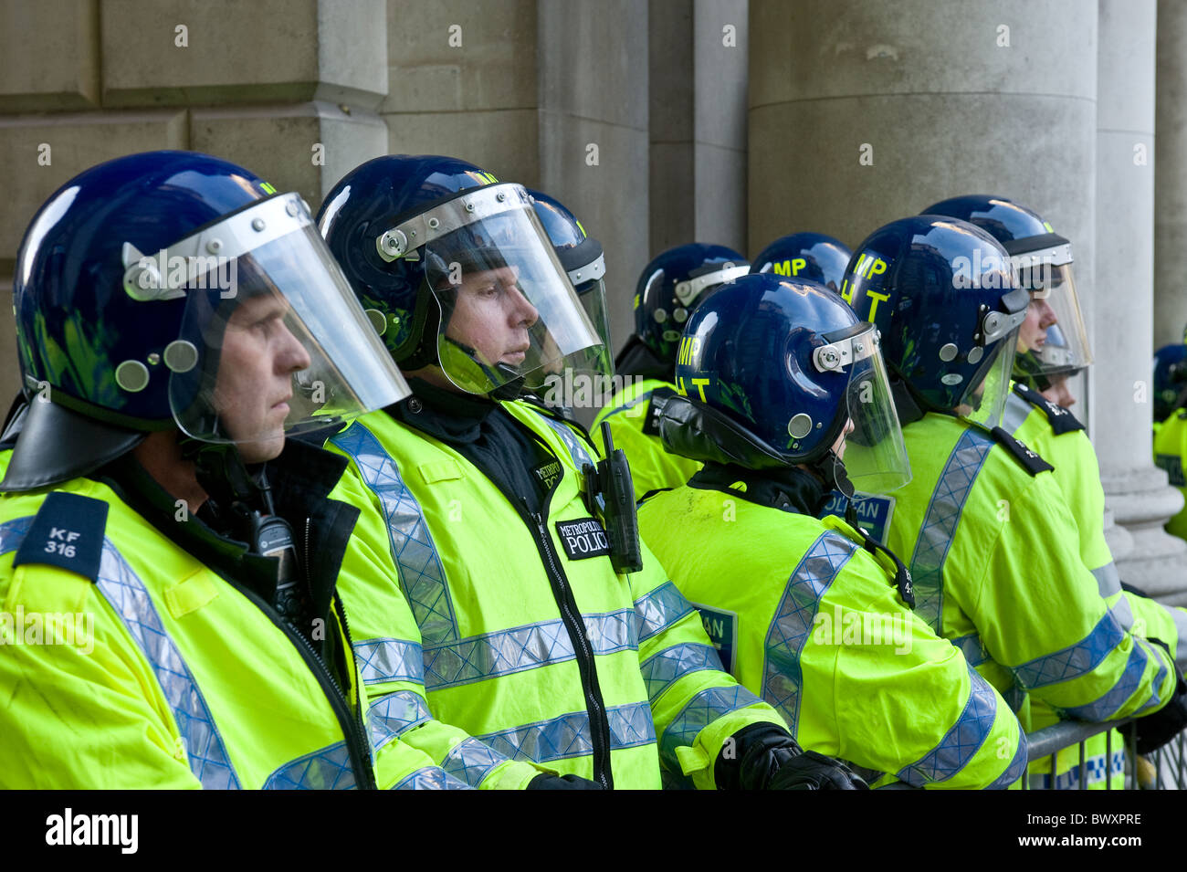 Metropolitan police officers in riot gear in London Stock Photo - Alamy