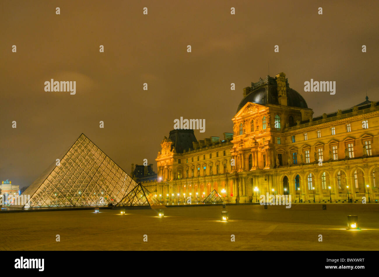 Louvre at night Stock Photo - Alamy