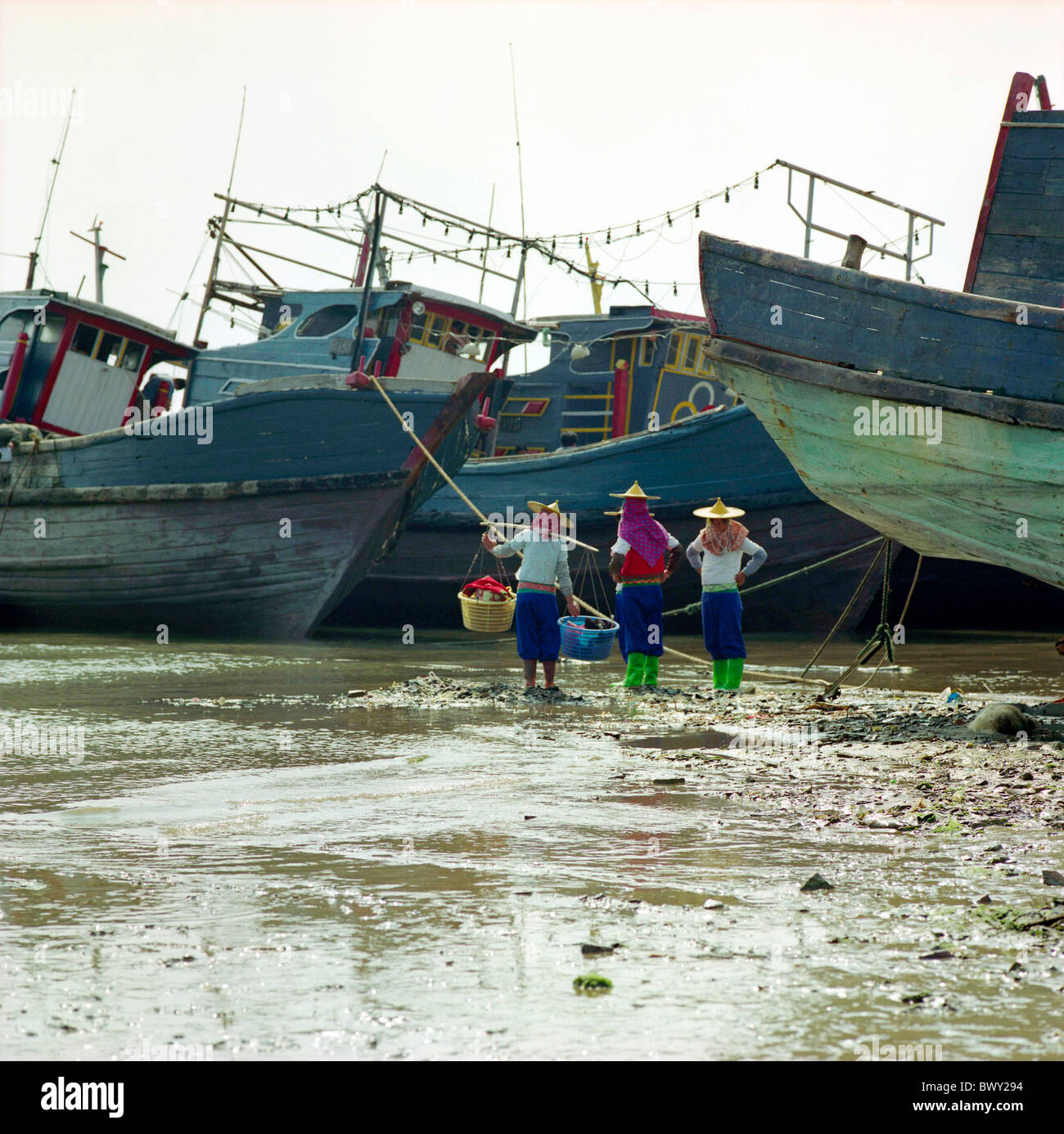 Hui'an women at local ocean fish farm, Hui'an, Quanzhou, Fujian ...